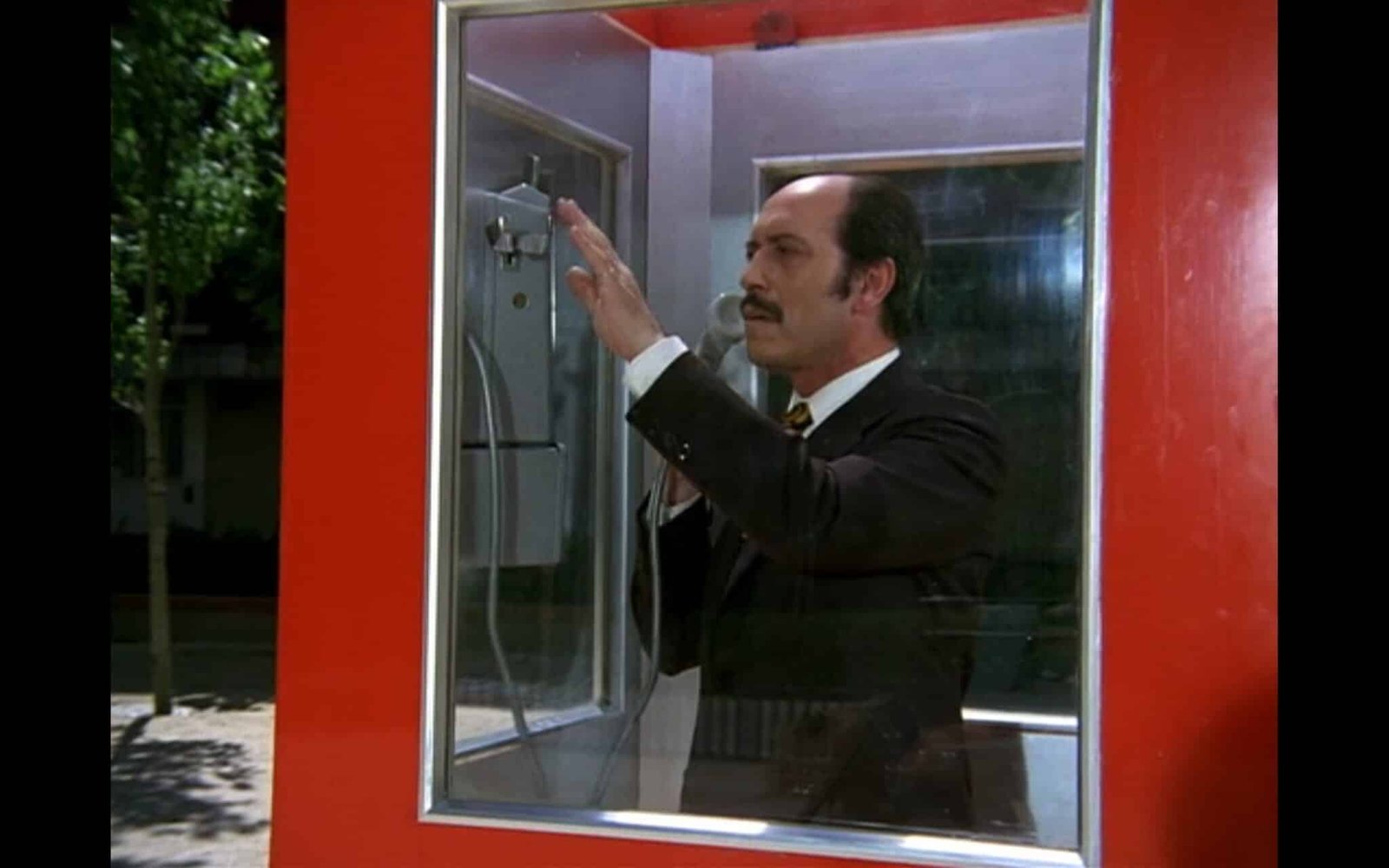 Examining La Cabina (1972) – Warped Perspective